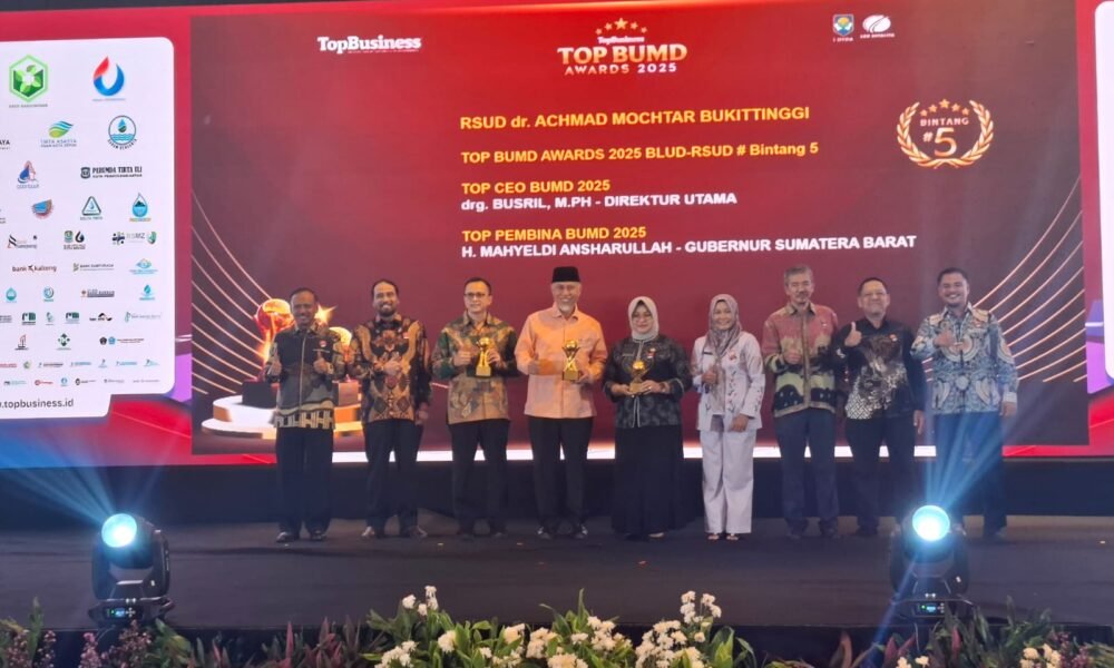 Gubernur Mahyeldi Terima Penghargaan Top Pembina BUMD Award 2025 Usai BLUD RSAM Bukittinggi Raih ...